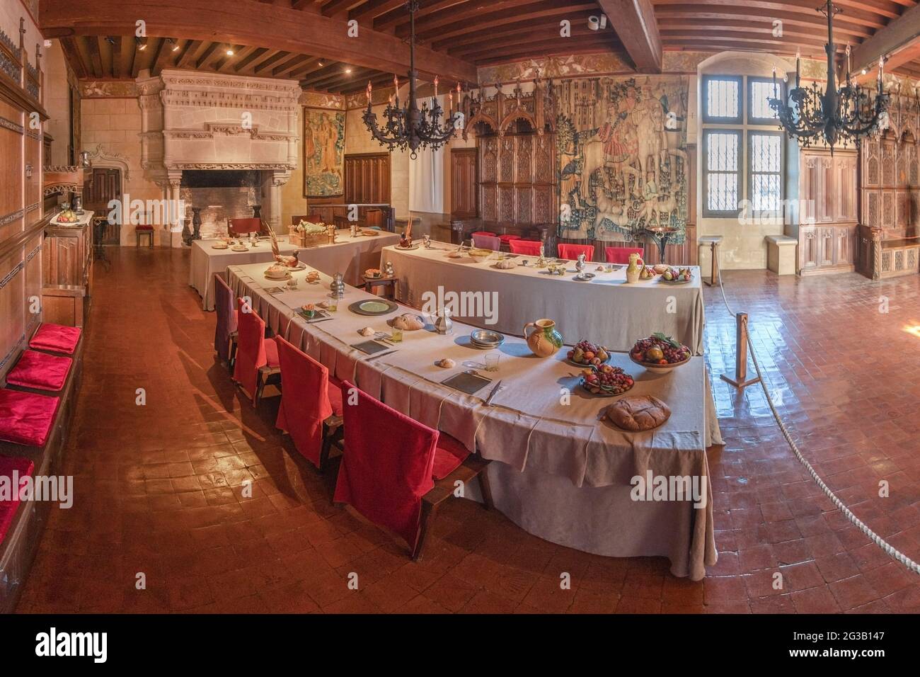 FRANCE - VALLÉE DE LA LOIRE - INDRE ET LOIRE (37) - CHÂTEAU DE LANGEAIS : SALLE DE BANQUET. LA ...