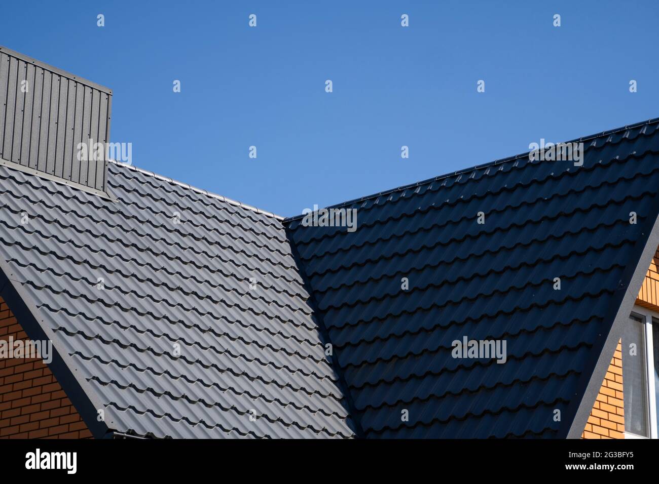 Toit à profil métallique gris ondulé installé dans une maison moderne ...