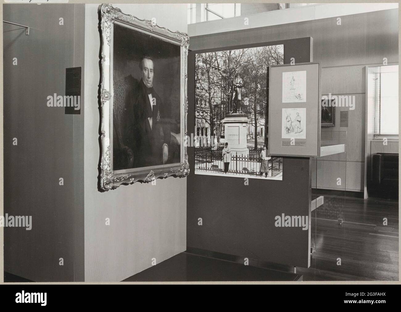 Coin d'une salle avec un tableau, une photo et deux illustrations ...