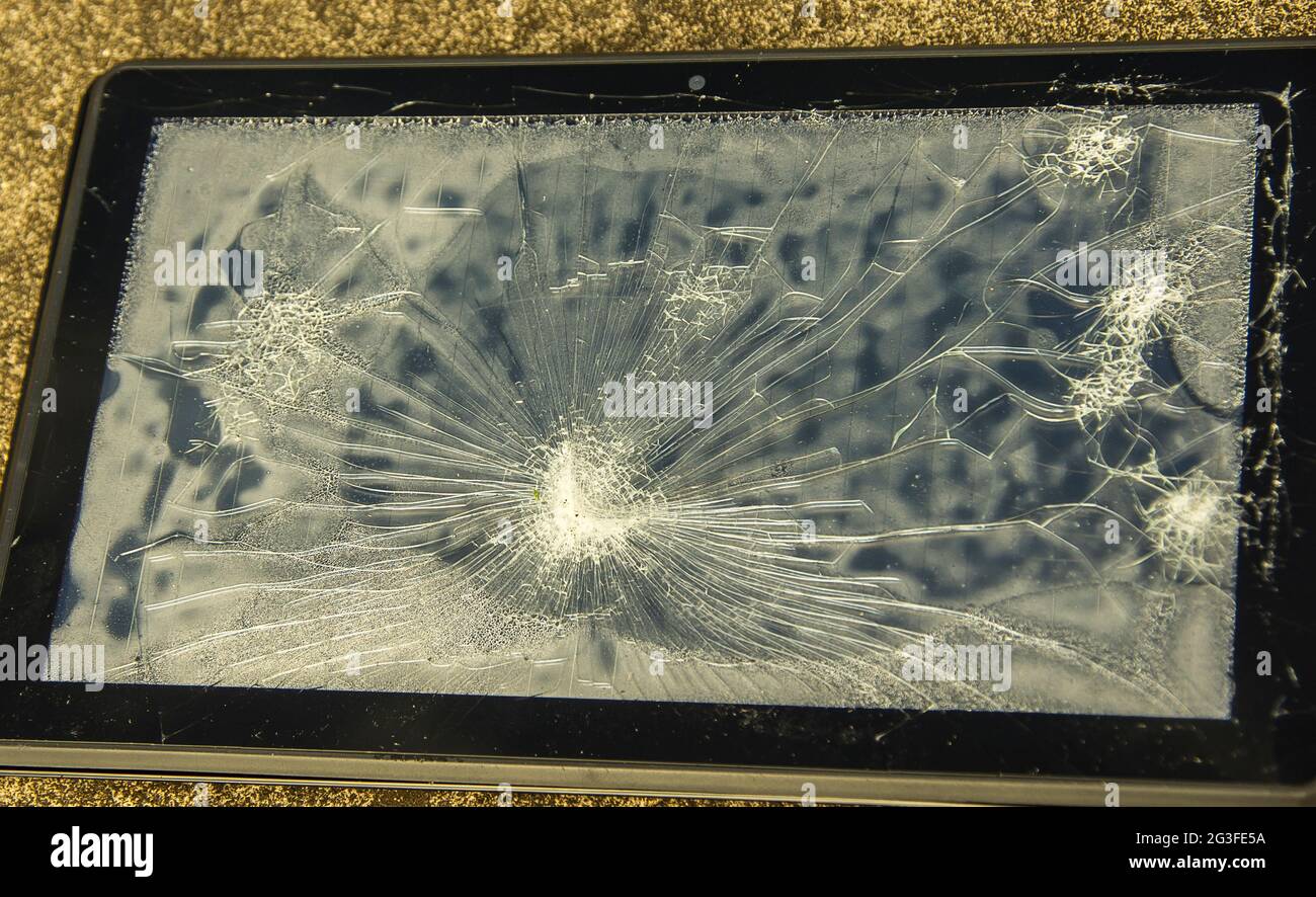 Écran cassé de la tablette. E-déchets inutiles dans cadre noir. Prêt à ...