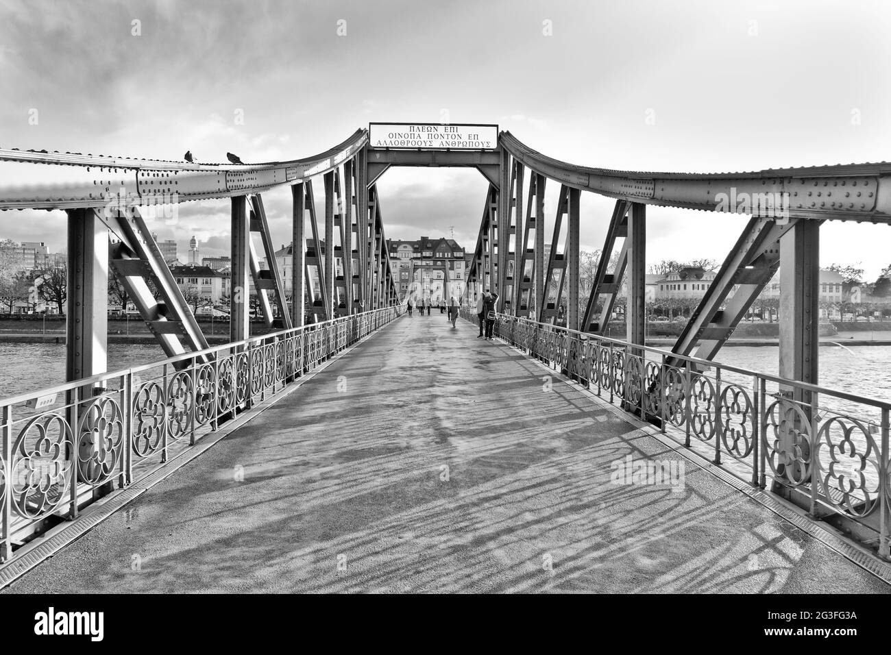 Pont de fer francfort Banque de photographies et d’images à haute ...