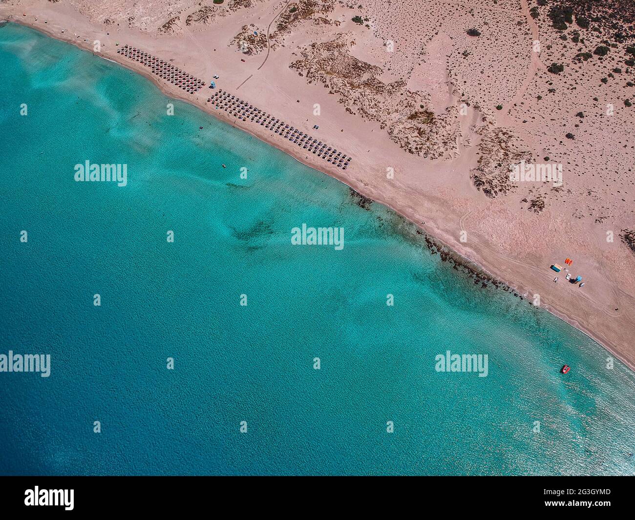 Vue aérienne de la plage de Simos sur l'île d'Elafonisos en Grèce. Elafonisos est une petite île ...