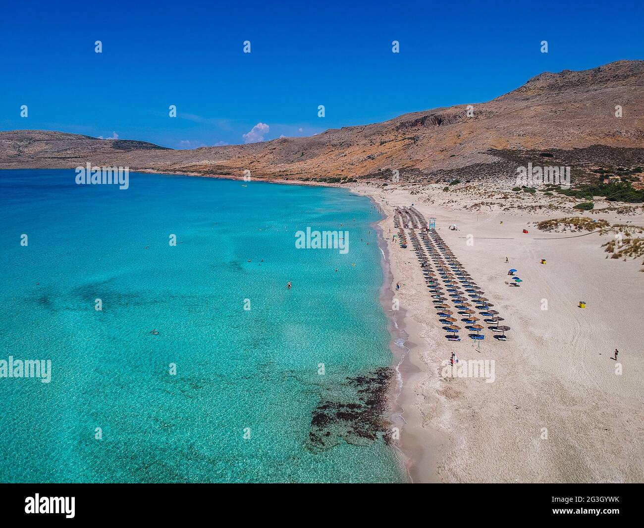 Vue aérienne de la plage de Simos sur l'île d'Elafonisos en Grèce. Elafonisos est une petite île ...