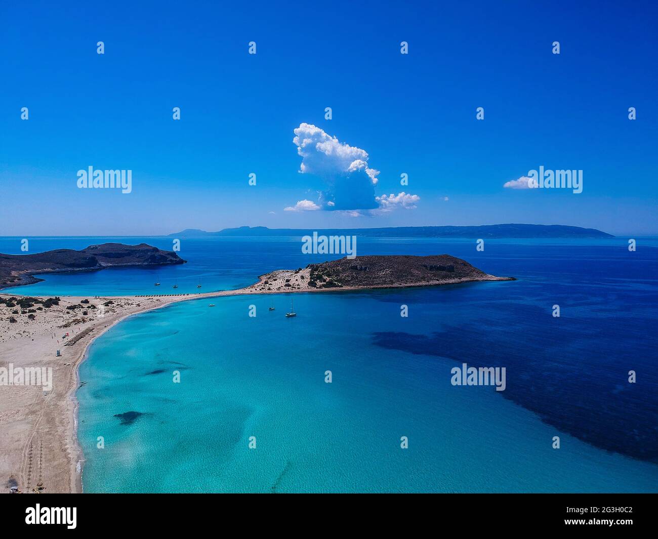 Vue aérienne de la plage de Simos sur l'île d'Elafonisos en Grèce. Elafonisos est une petite île ...