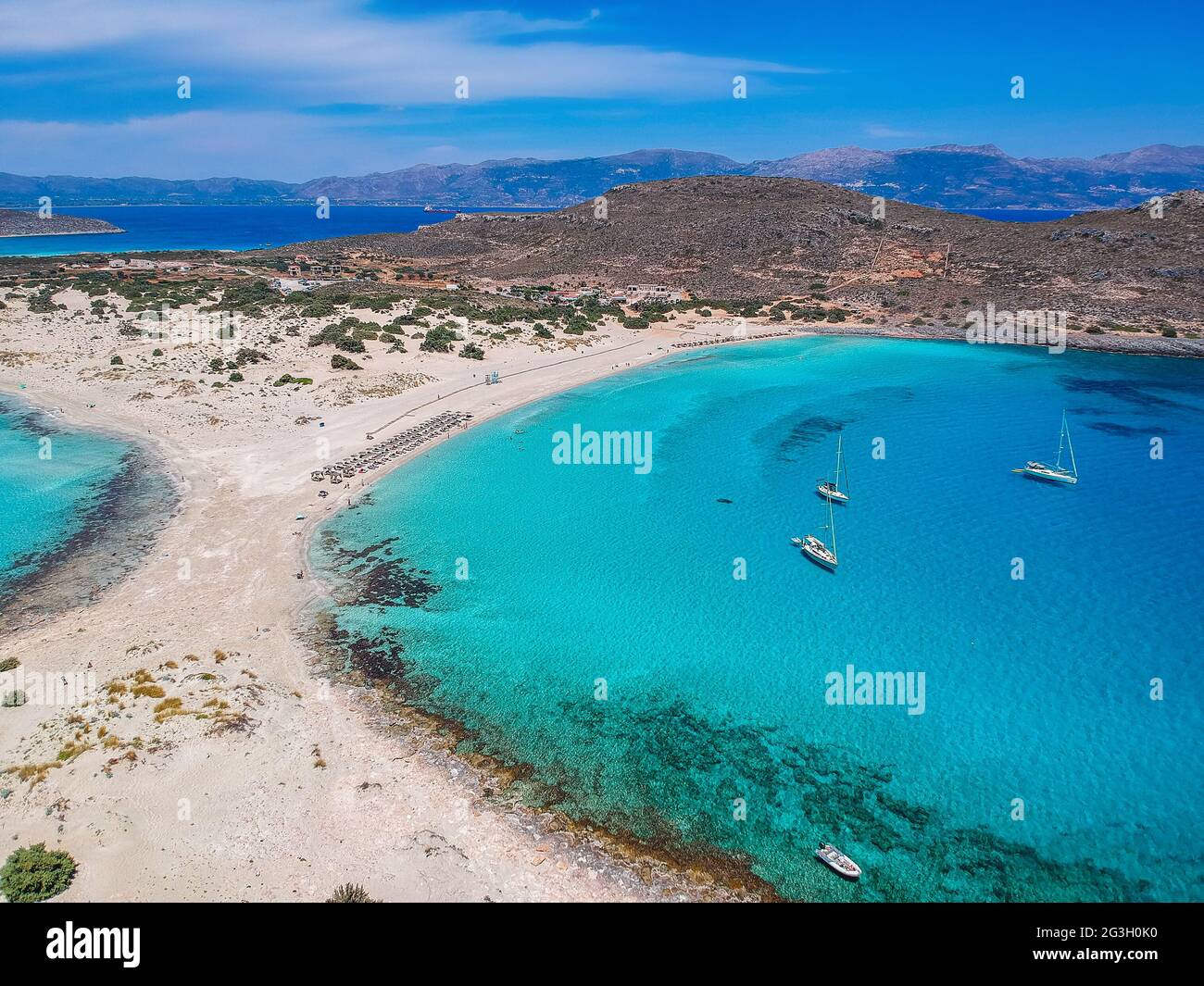 Vue aérienne de la plage de Simos sur l'île d'Elafonisos en Grèce. Elafonisos est une petite île ...