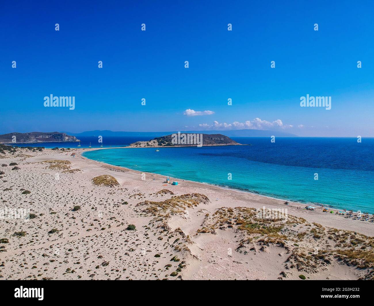 Vue aérienne de la plage de Simos sur l'île d'Elafonisos en Grèce. Elafonisos est une petite île ...
