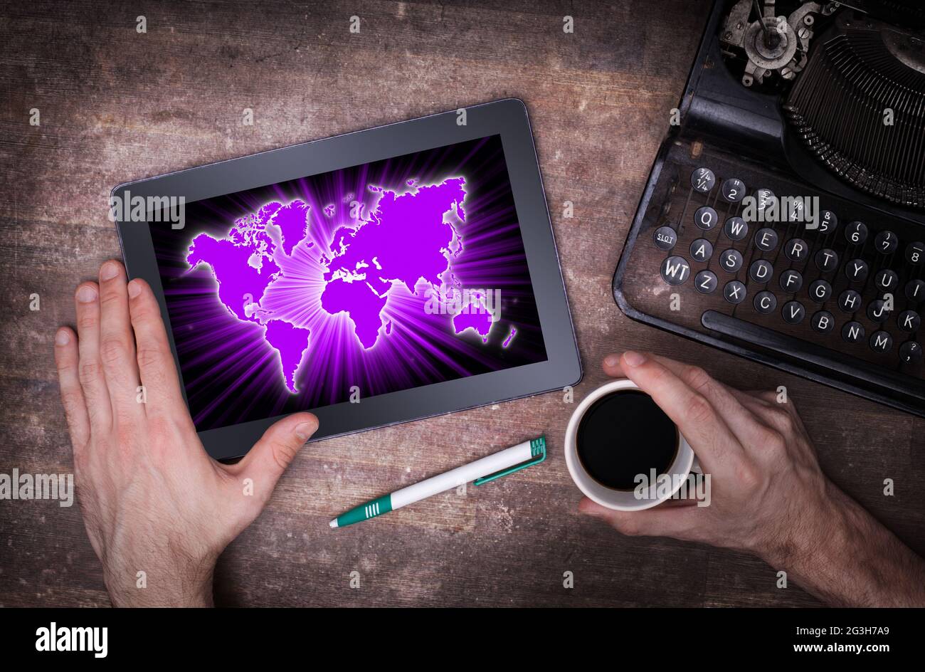 Carte du monde sur une tablette Banque de photographies et d’images à ...