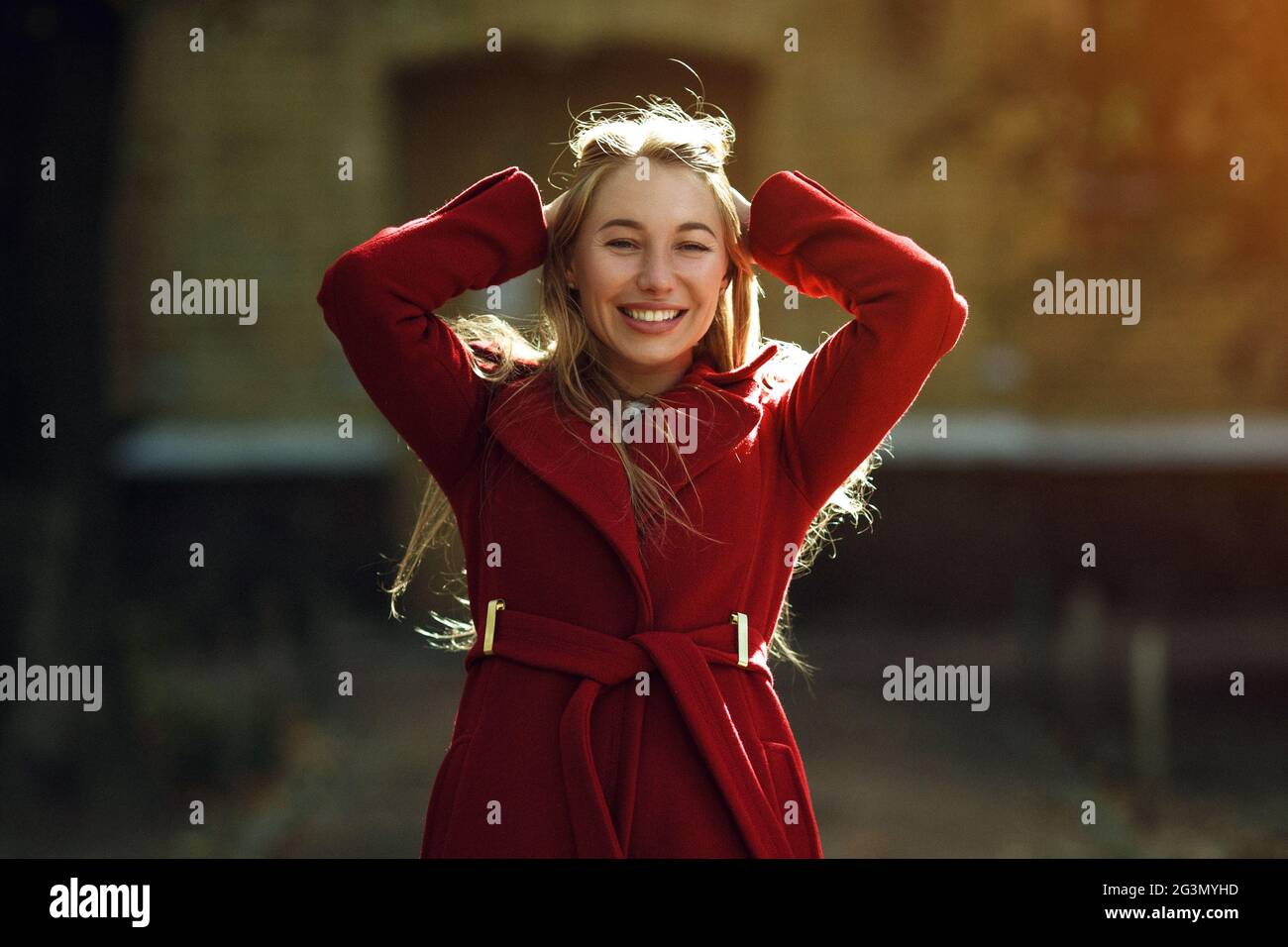 Woman wearing red jacket Banque de photographies et d’images à haute ...