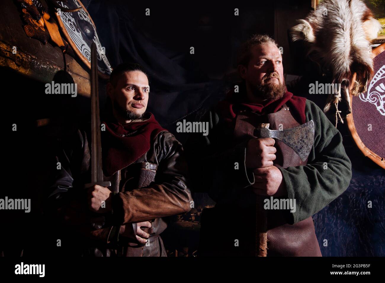 Armes et épées Viking forges dans la forge. Un homme en habits de ...