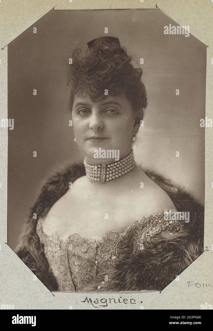 Portrait de Marie Magnier, actrice. Partie d'un album amateur français ...