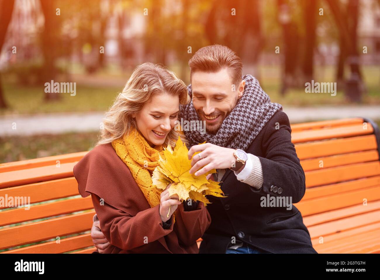 Parc romantique jeune couple assis Banque de photographies et d’images ...