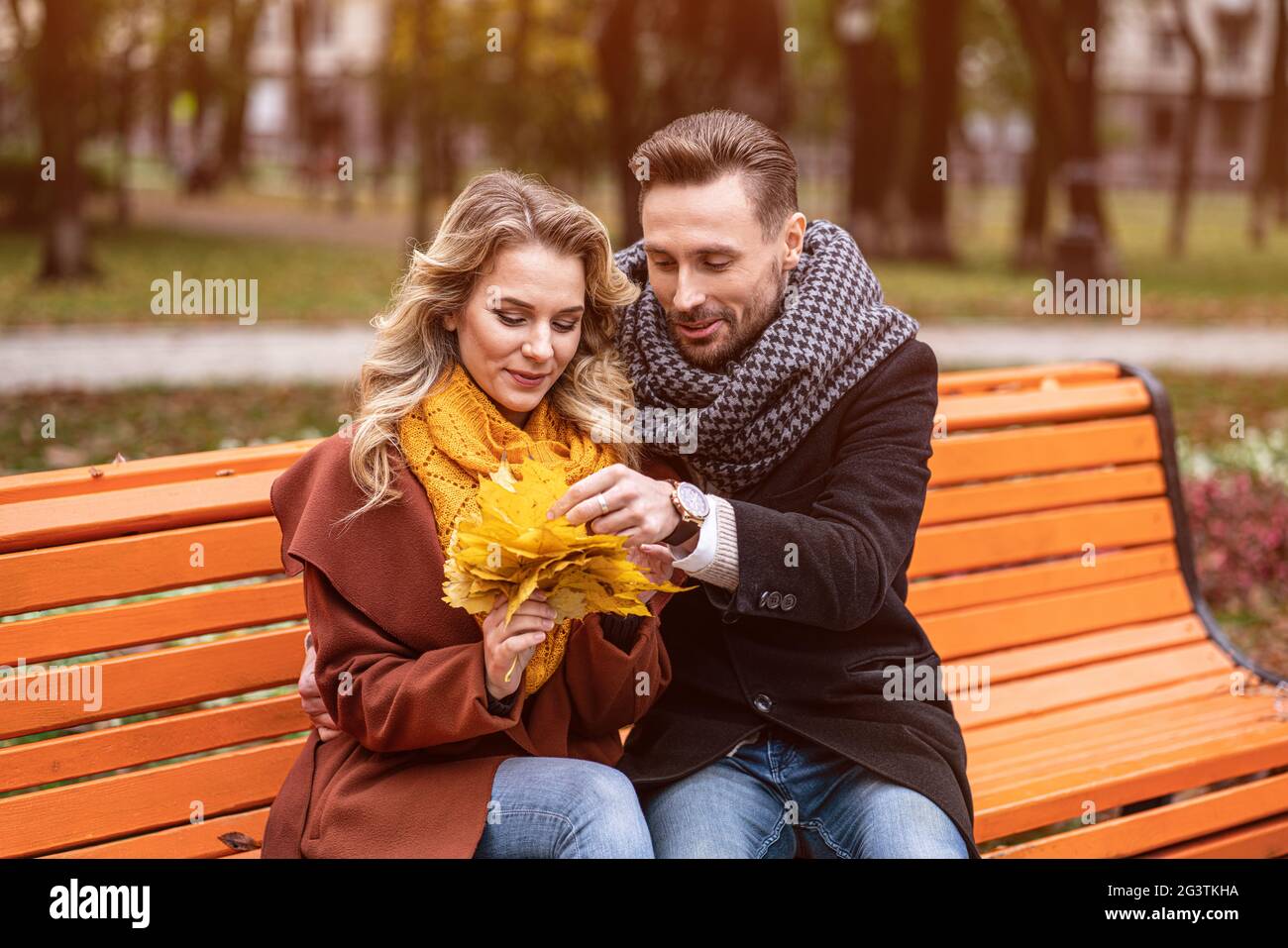 Couple De Femmes Hommes Assis Sur Un Banc Banque De Photographies Et D