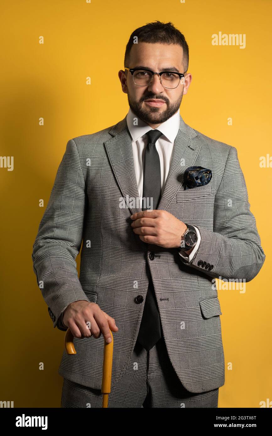 Jeune homme élégant de style anglais portant un costume gris avec une ...