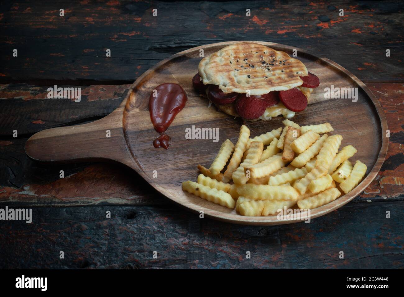 Panini grillé à la saucisse turque et au fromage accompagné de frites ...