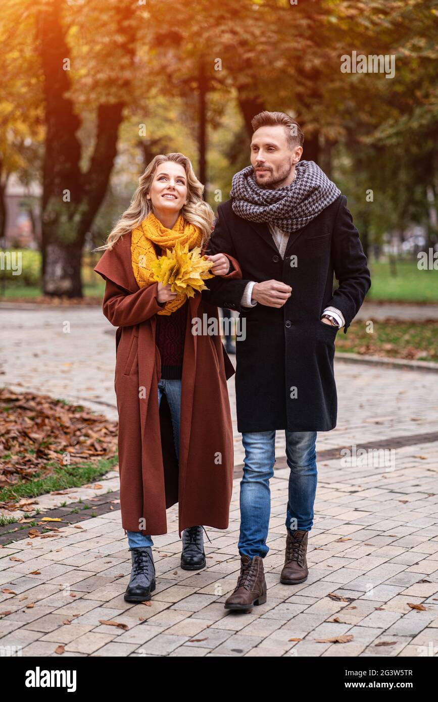 Couple au bras Banque de photographies et d’images à haute résolution ...