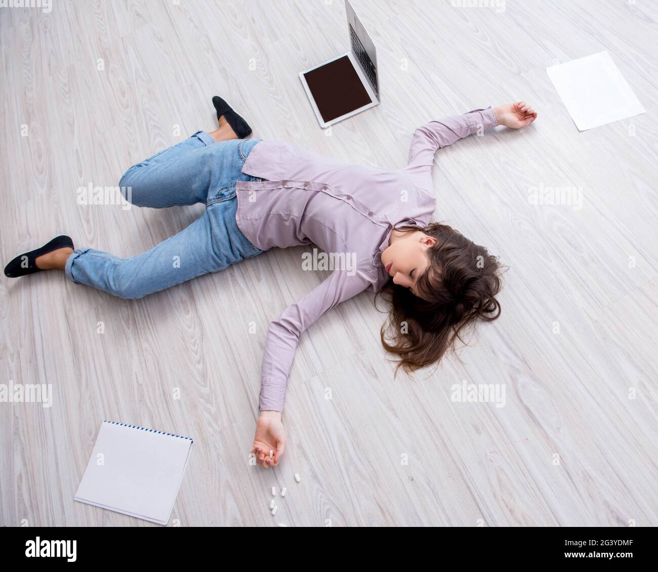 Woman lying floor dead Banque de photographies et d’images à haute ...