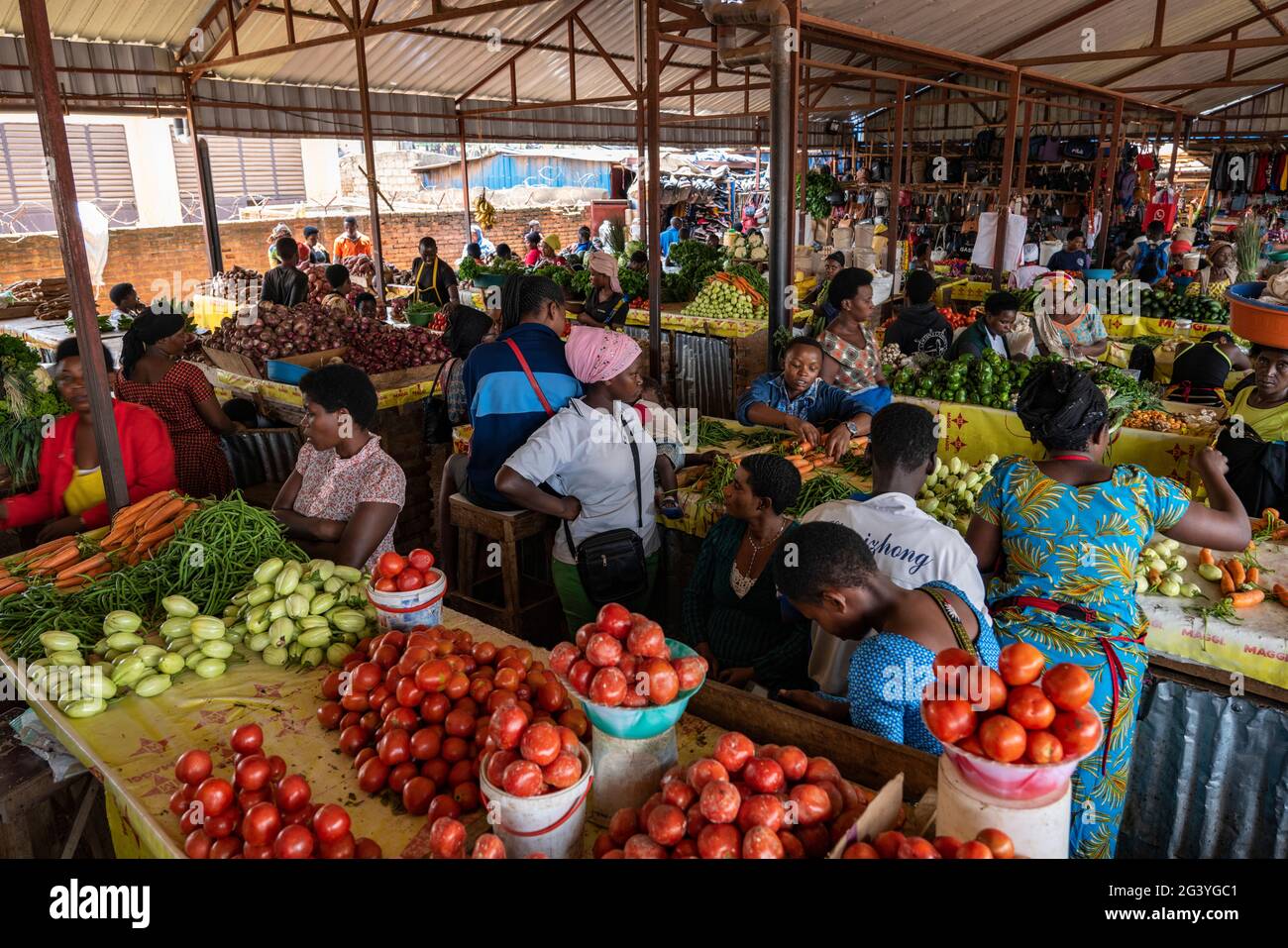 Fruits et légumes en vente sur le marché de Kimironko, Kigali, province ...