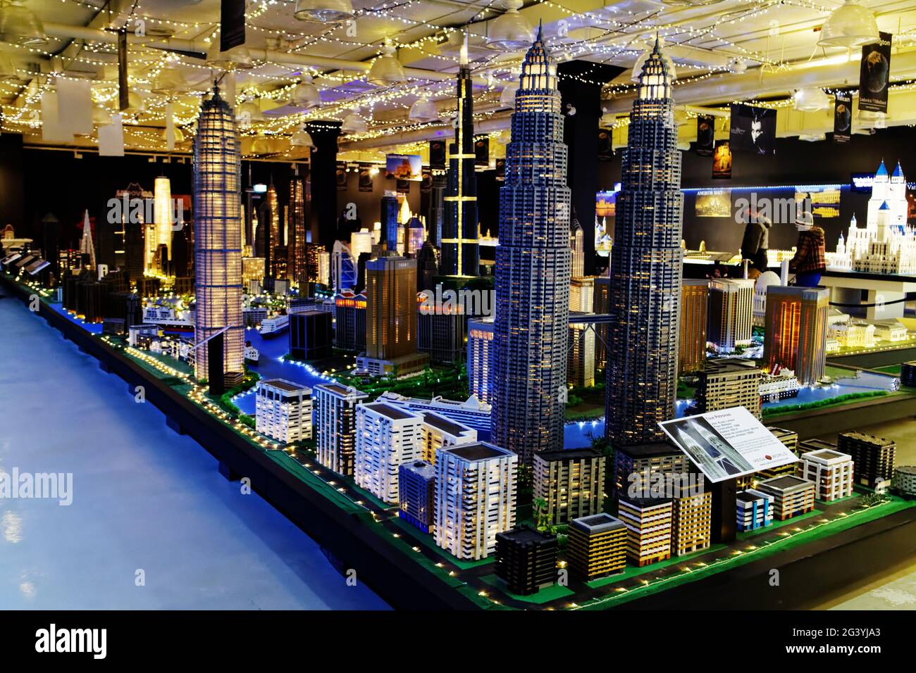Modèle LEGO des tours Petronas de Kuala Lumpur dans l'exposition ...