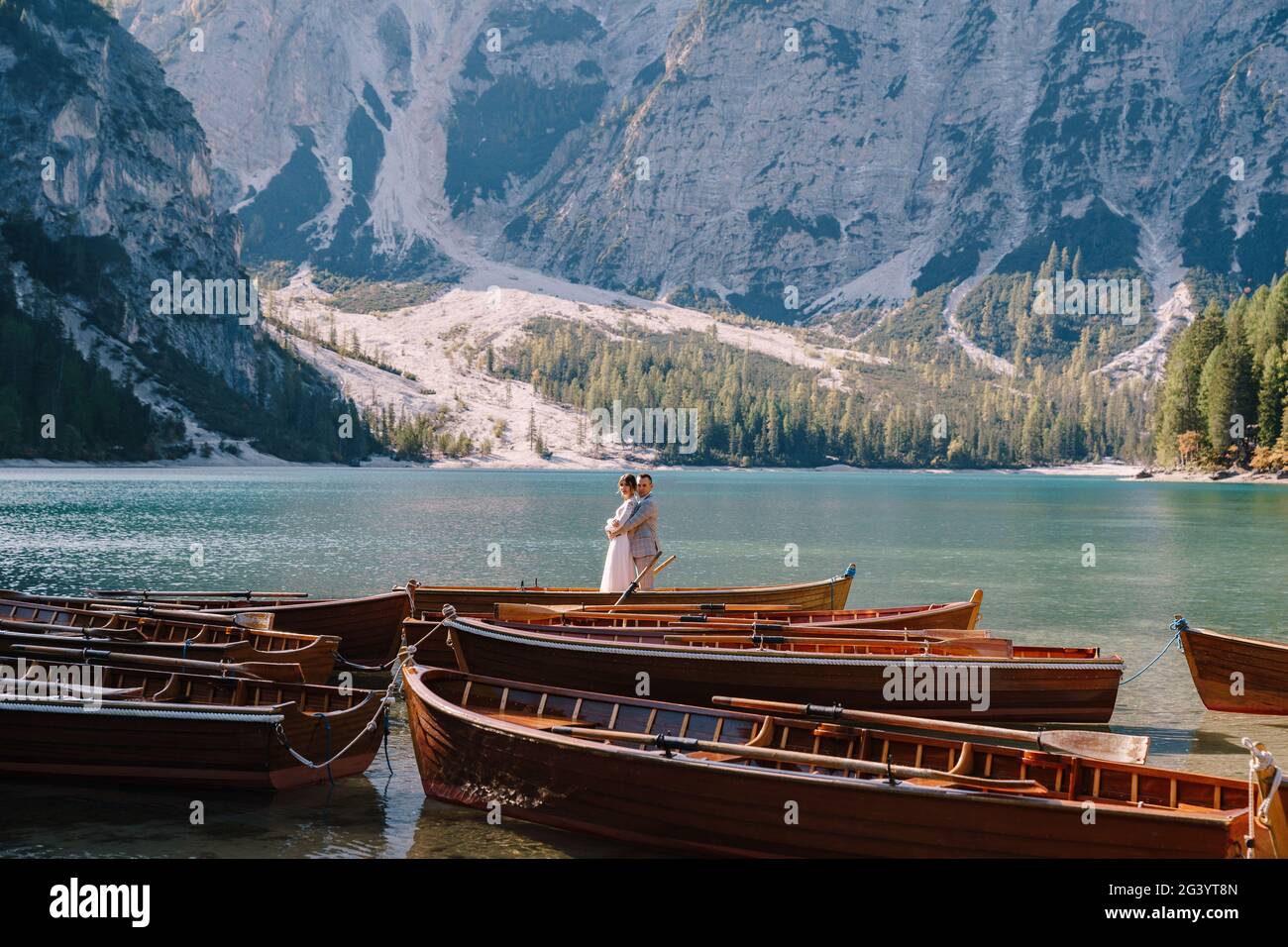 Bateau en bois avec rames Banque de photographies et d’images à haute ...