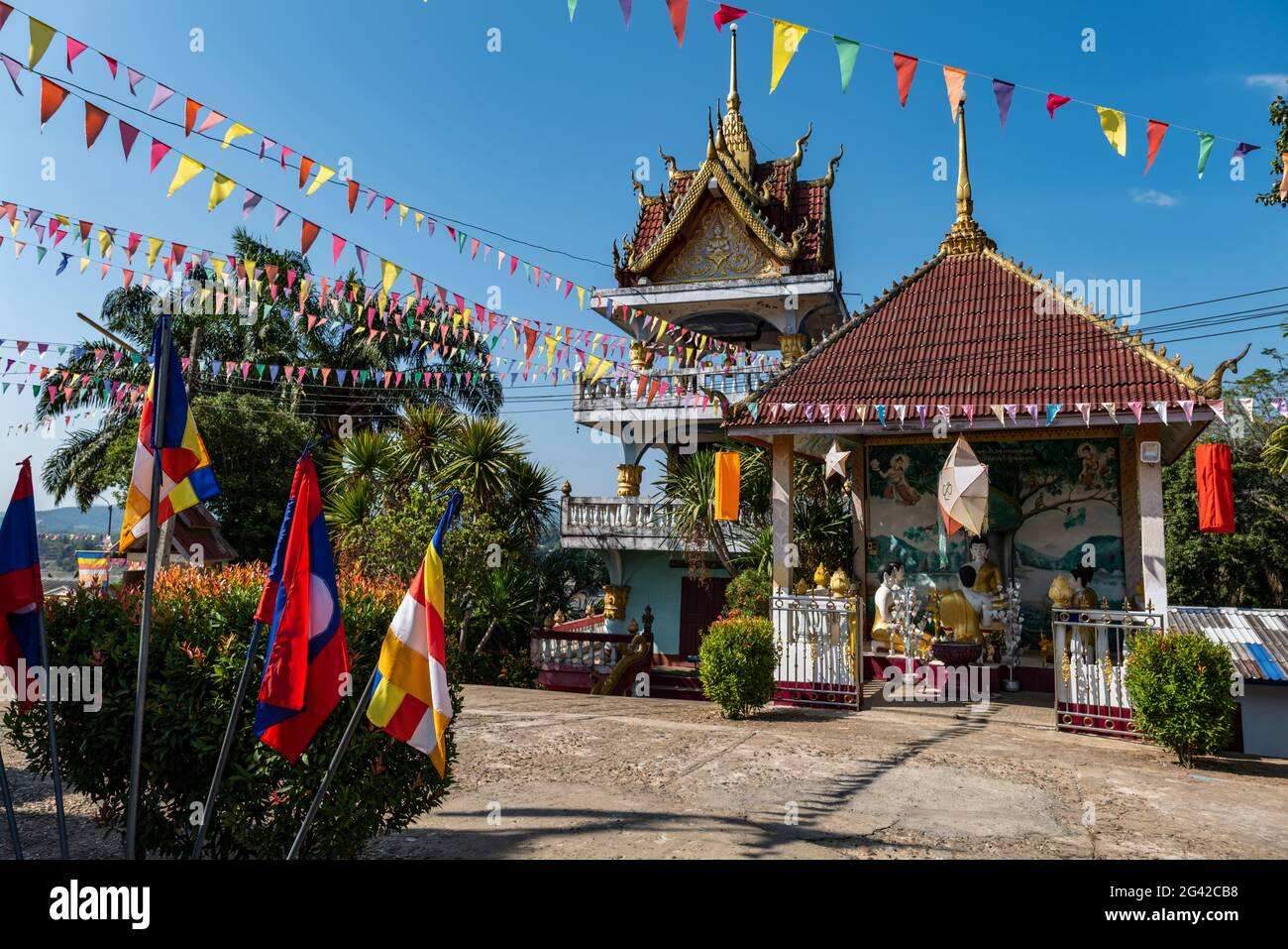 Drapeaux colorés au temple Vat Chom Khao Manilat, Houayxay (Huay Xai), province de Bokeo, Laos ...