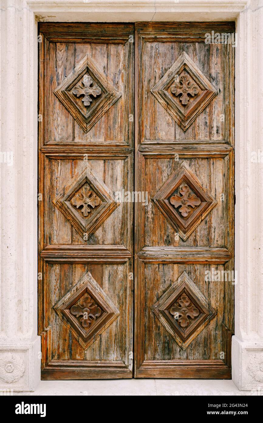 Portes en bois dans le mur blanc Banque de photographies et d’images à ...