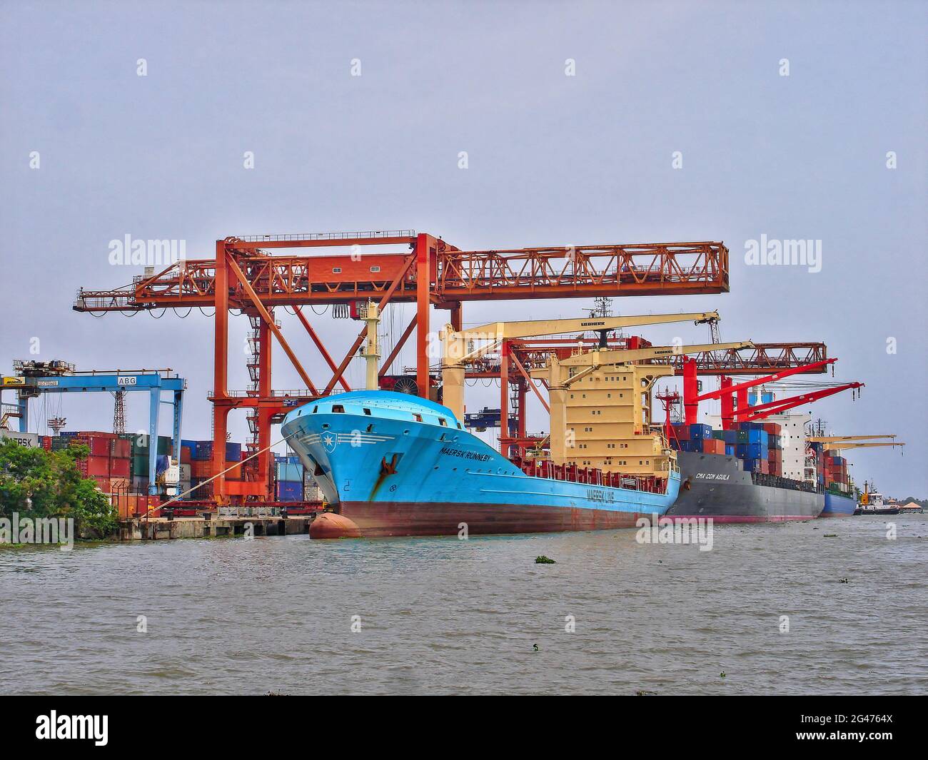 Remorqueur Grand Navire Port Banque d'image et photos - Alamy