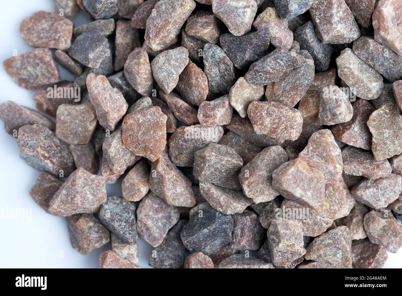 Quartzite rouge sur fond blanc vue de dessus. Copeaux de pierre ...