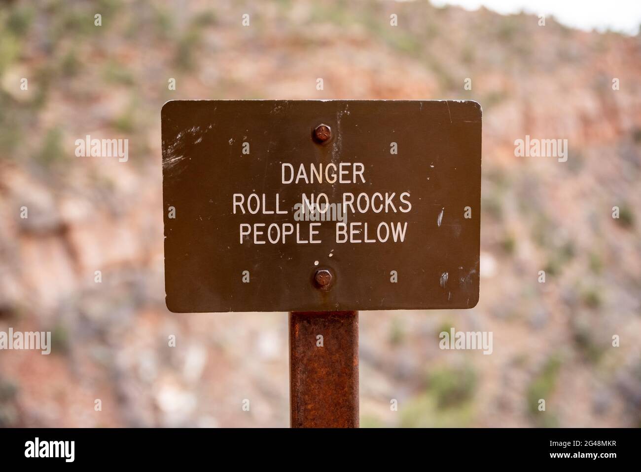 Danger ne pas faire de rochers attention les randonneurs sur la jante ...