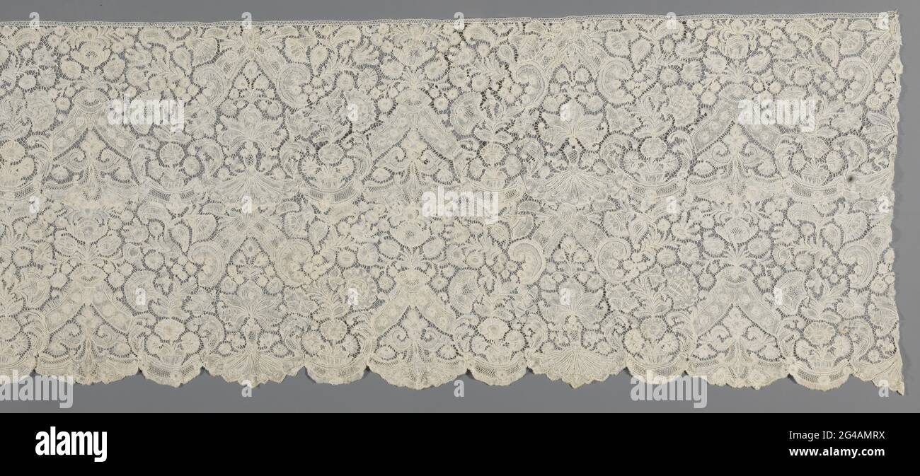 Alstriple du côté de dick avec des fleurs dans l'arche pointue ...