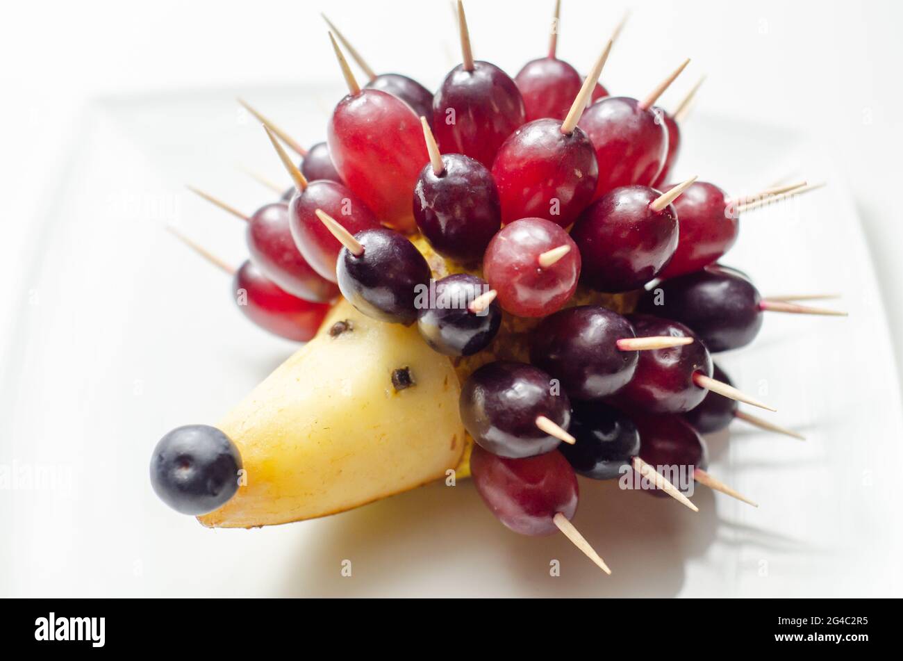 Hérisson de fruits, raisins rouges et poire juteuse, façon créative de ...