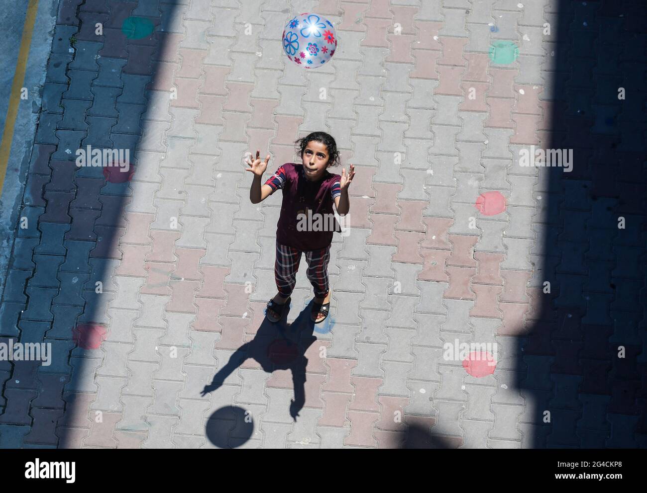 Gaza, la bande de Gaza, Palestine. 20 juin 2021. Une fillette ...