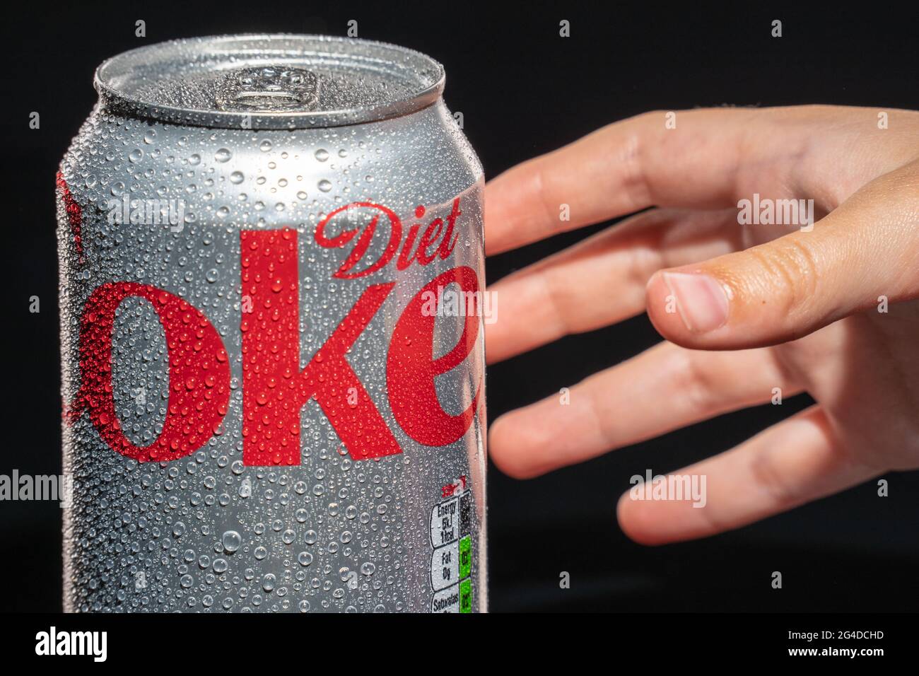 Main s'étirant à une eau froide gouttes couvert de Coca-Cola Diet ...