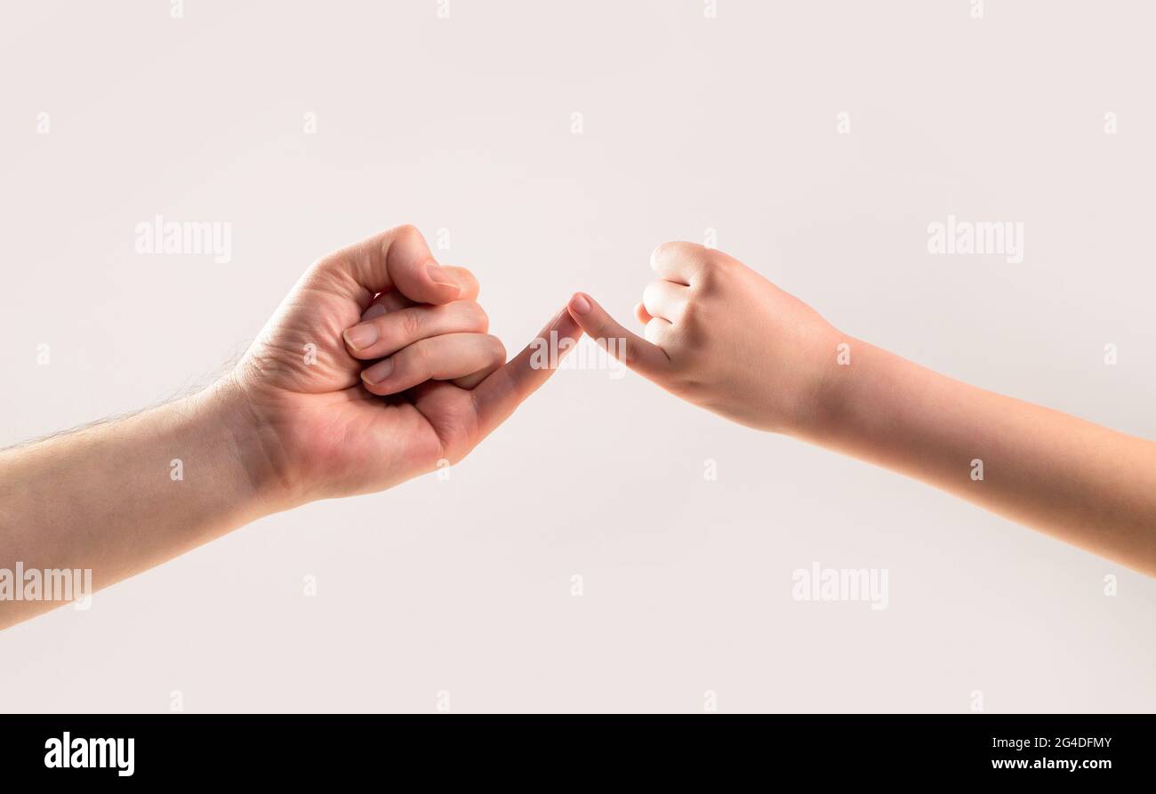 Amitié des générations. Père, fille main faisant promesse amitié ...