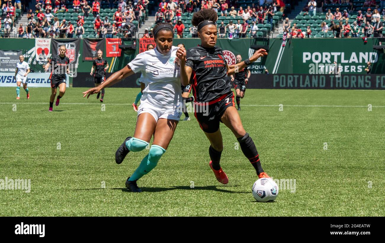Elizabeth ball, défenseuse de Kansas City, et Portland ont fait avancer ...
