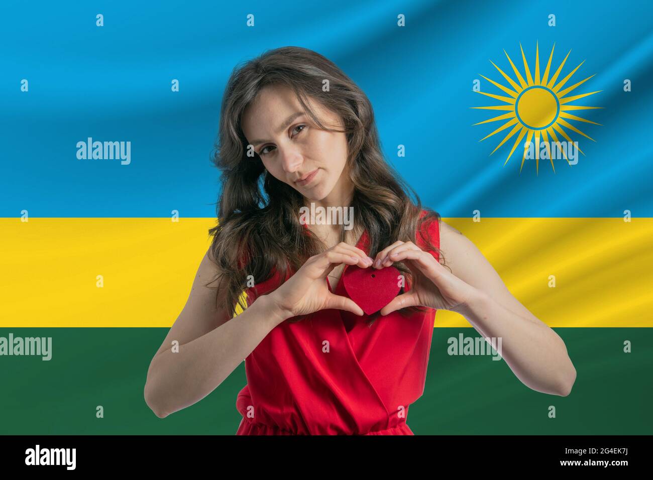 J'aime le Rwanda. Une fille tient un coeur sur sa poitrine dans ses ...