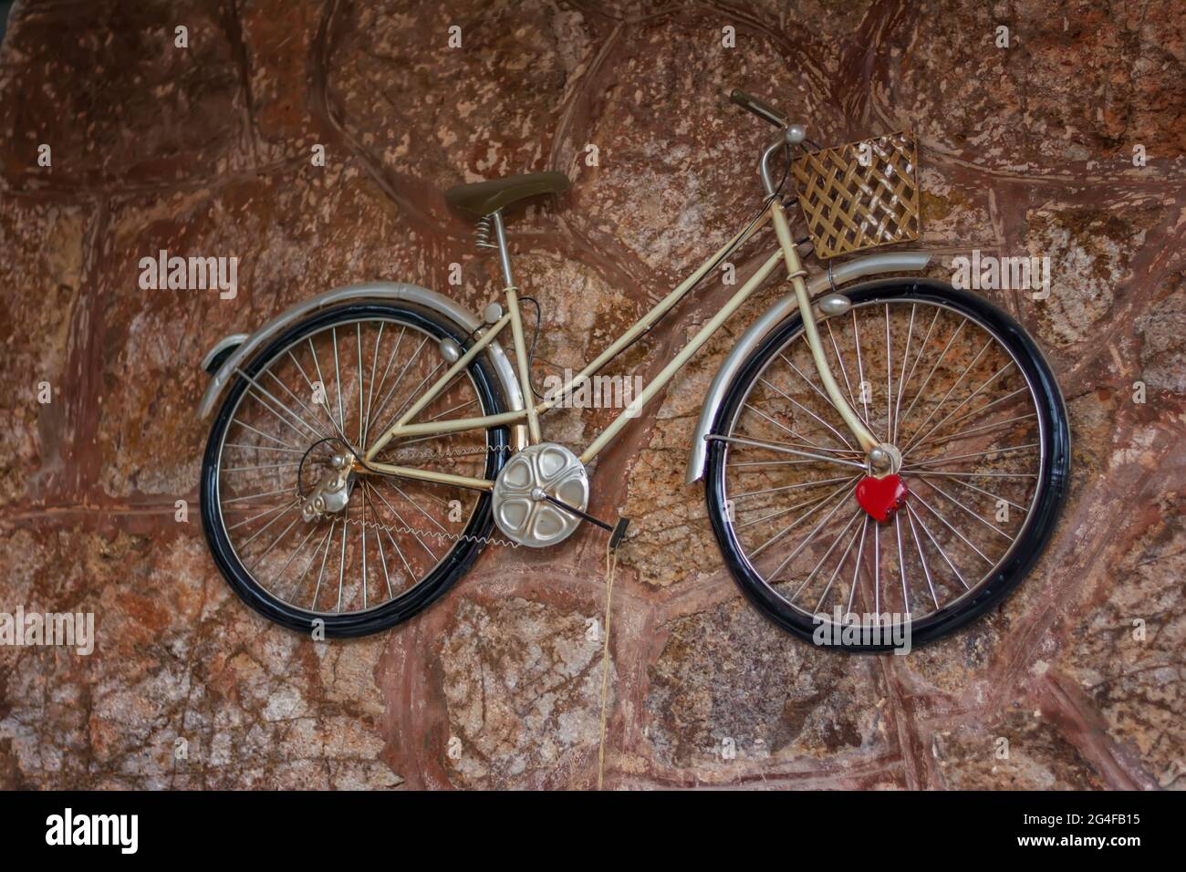 Décoration murale rétro. Le thème de la décoration d'art. Un vieux vélo ...
