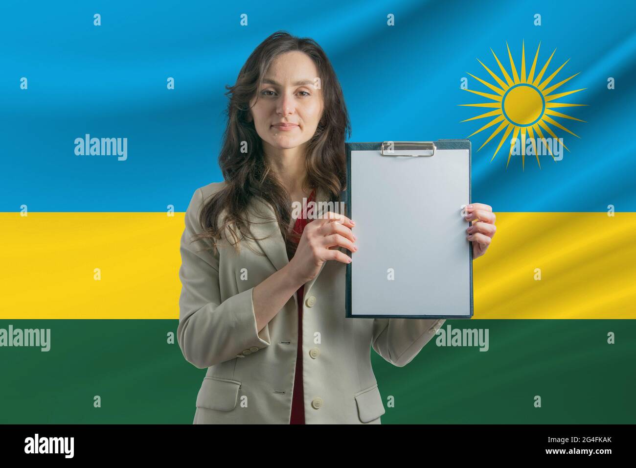 Étudier au Rwanda. Belle femme tenant une feuille de papier dans ses ...