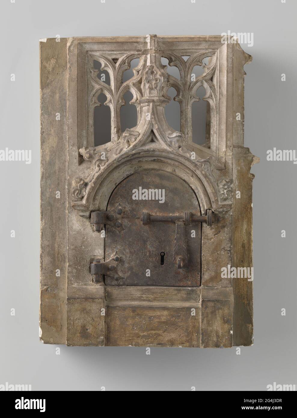 Tabernacle de pierre (peut-être marbre) avec porte en métal. Tabernacle ...