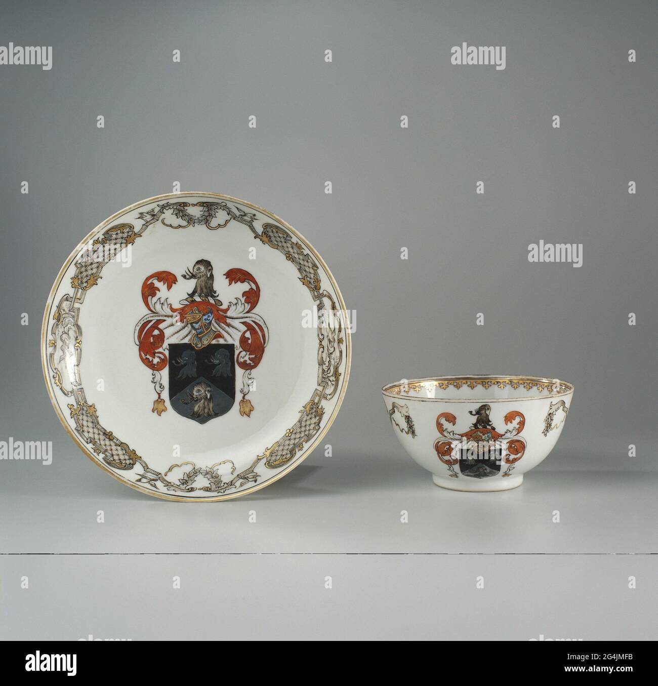 . Tasse de porcelaine, peinte sur le glaçage en bleu, rouge, noir et or ...