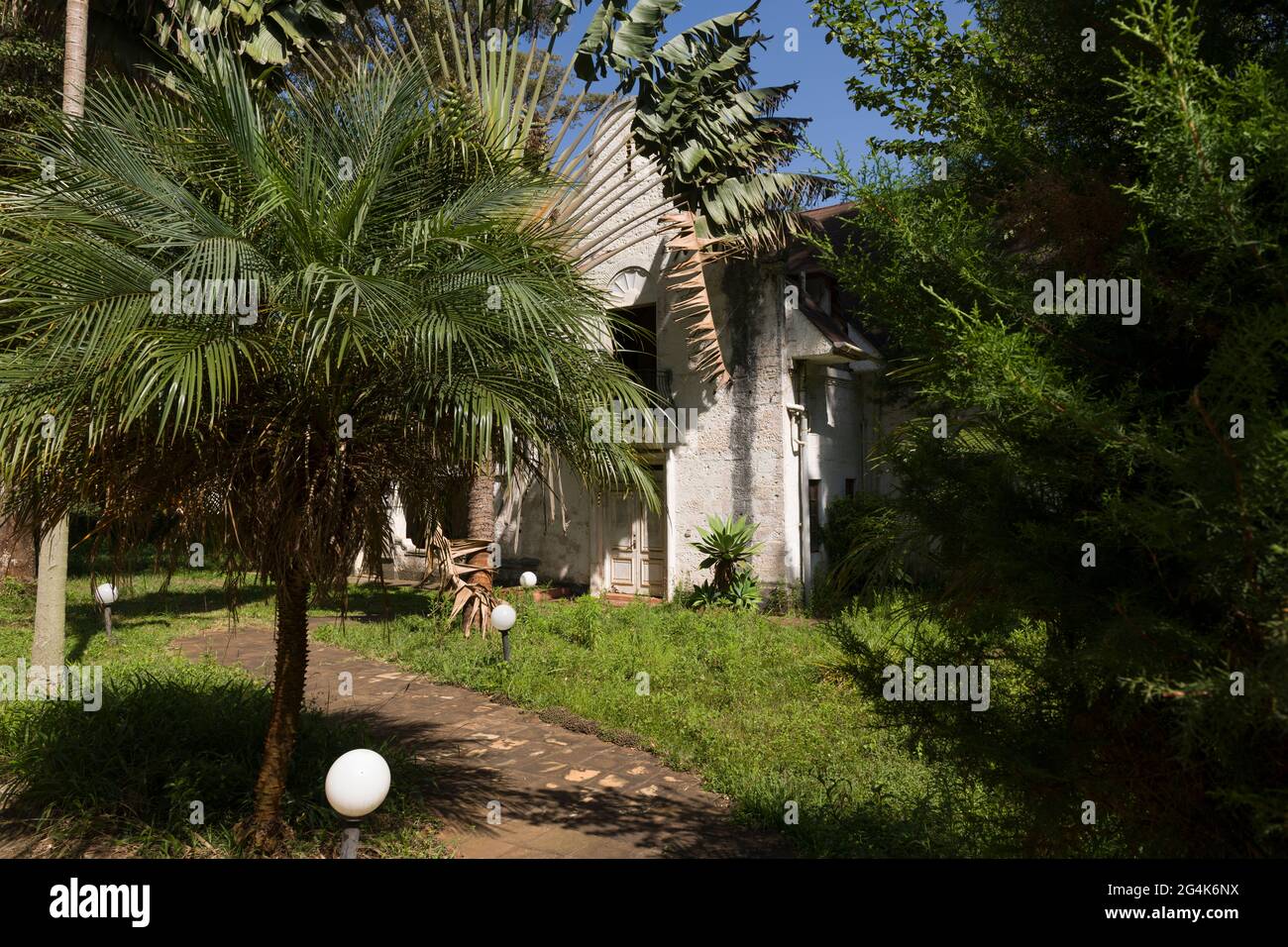 Ancienne maison coloniale sur terre à l'angle de la route sud de Warai ...