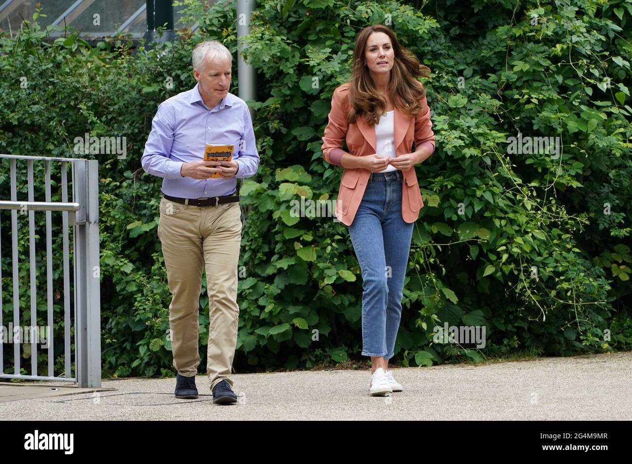 La duchesse de Cambridge avec le directeur du musée Doug Gurr lors d ...