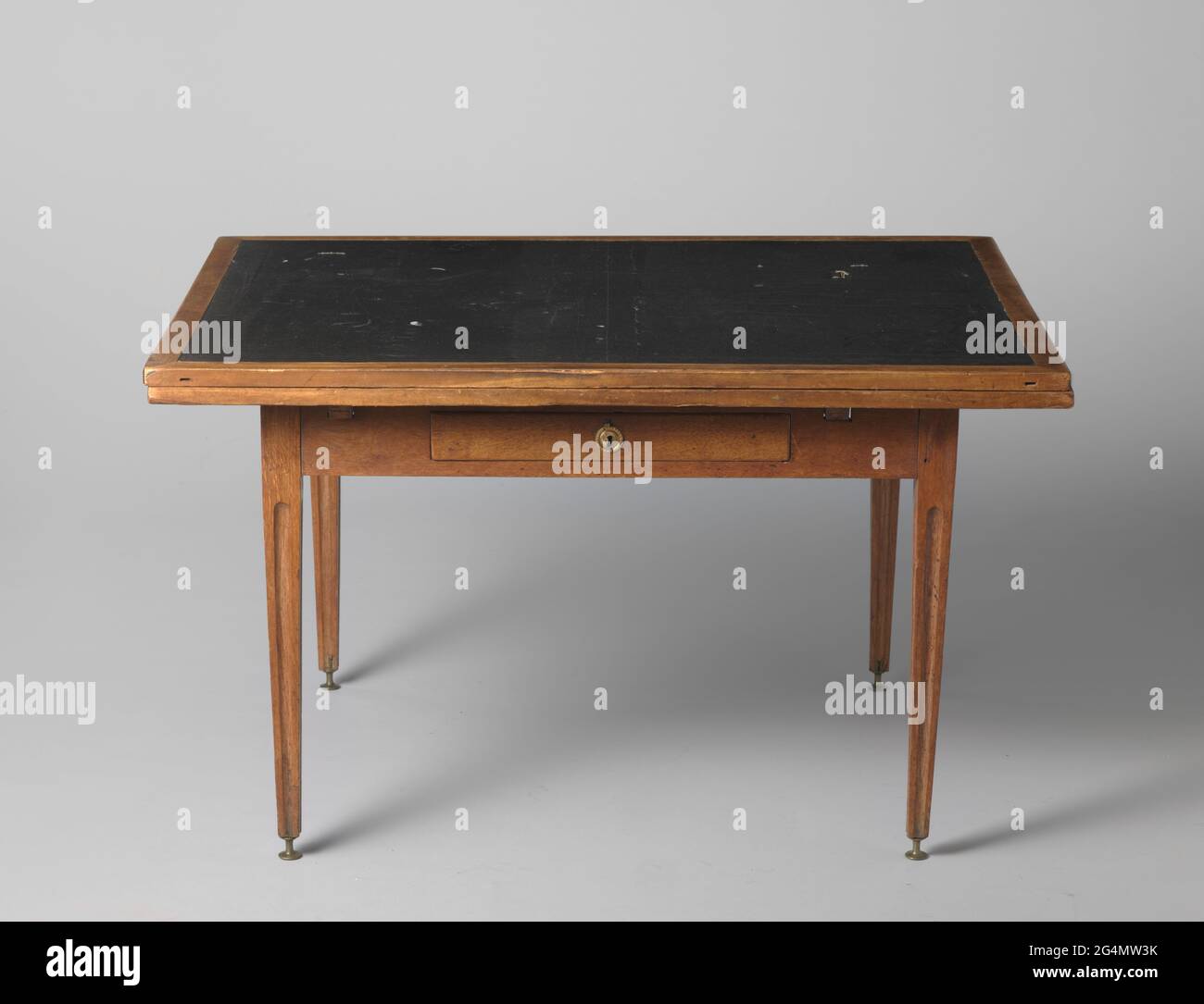 Table sur quatre pieds coniques numérisés. Avec lames et tiroir ...