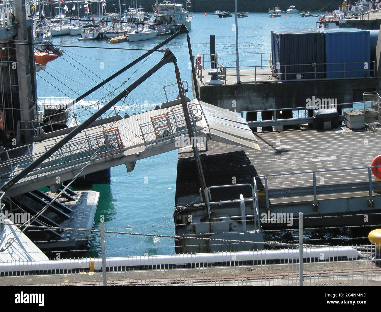 Rampe de ferry pour voitures descendant sur le quai, la mer, les ...