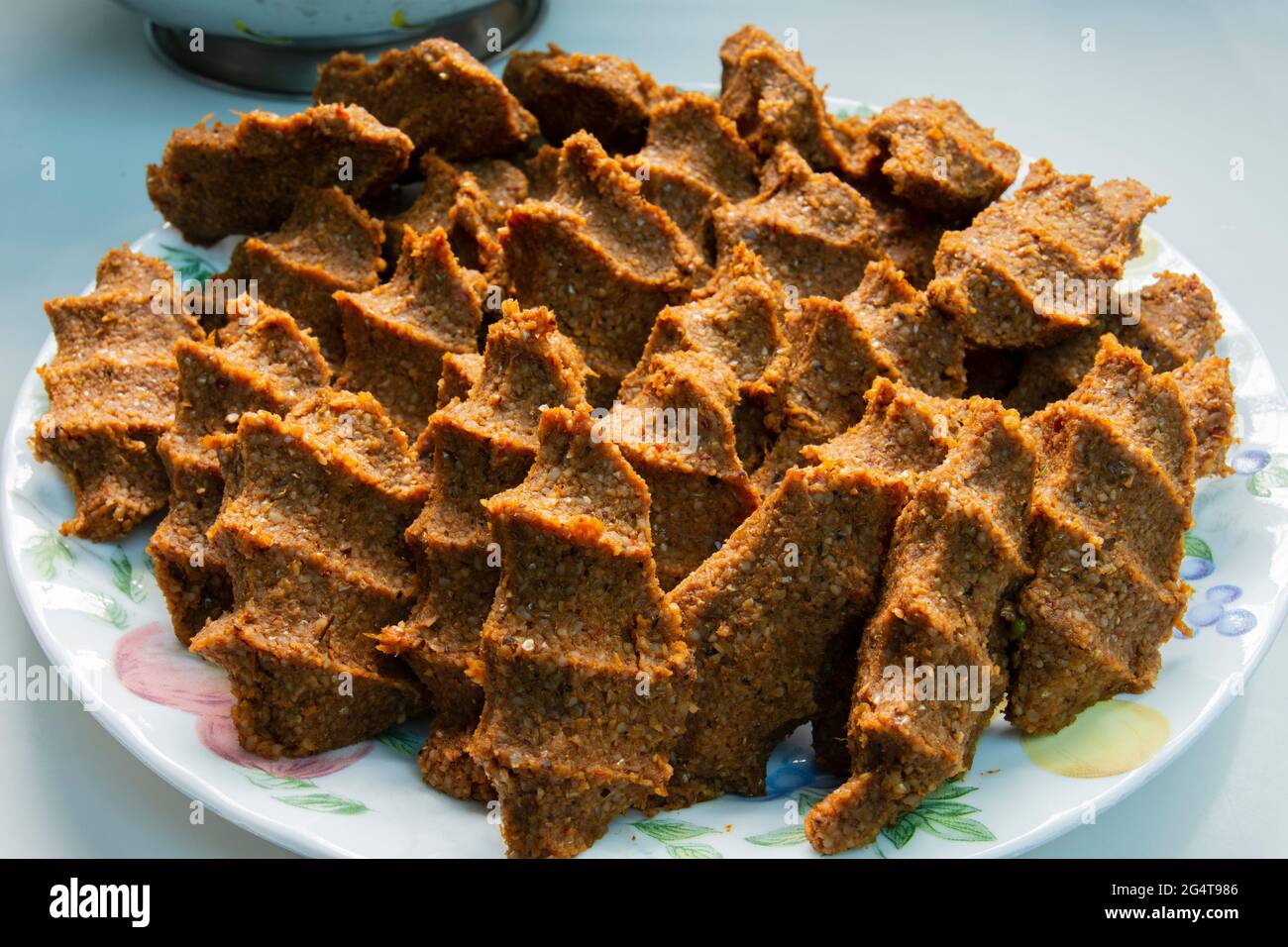 Un plat turc traditionnel à base de pétrissage de boulgour, de viande ...