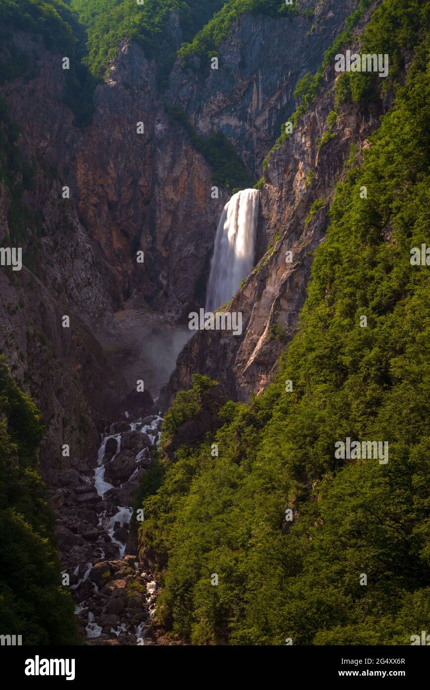 Vue incroyable sur la chute d'eau de boka dans le parc national de ...