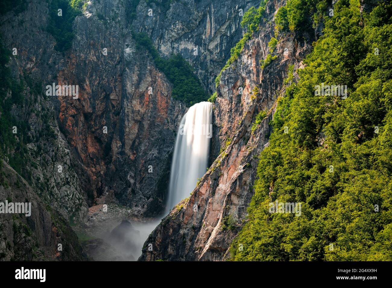 Vue incroyable sur la chute d'eau de boka dans le parc national de ...