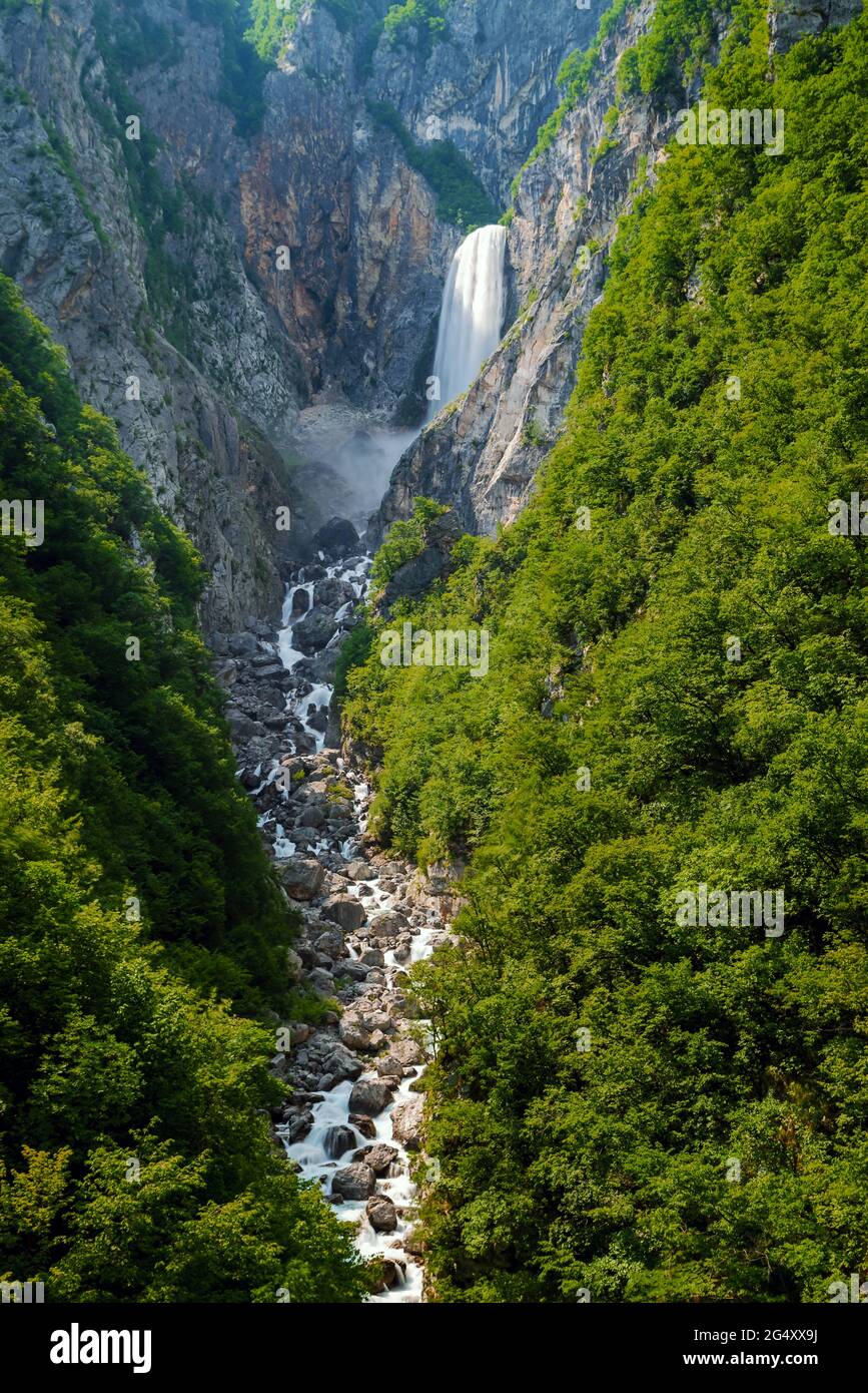 Vue incroyable sur la chute d'eau de boka dans le parc national de ...