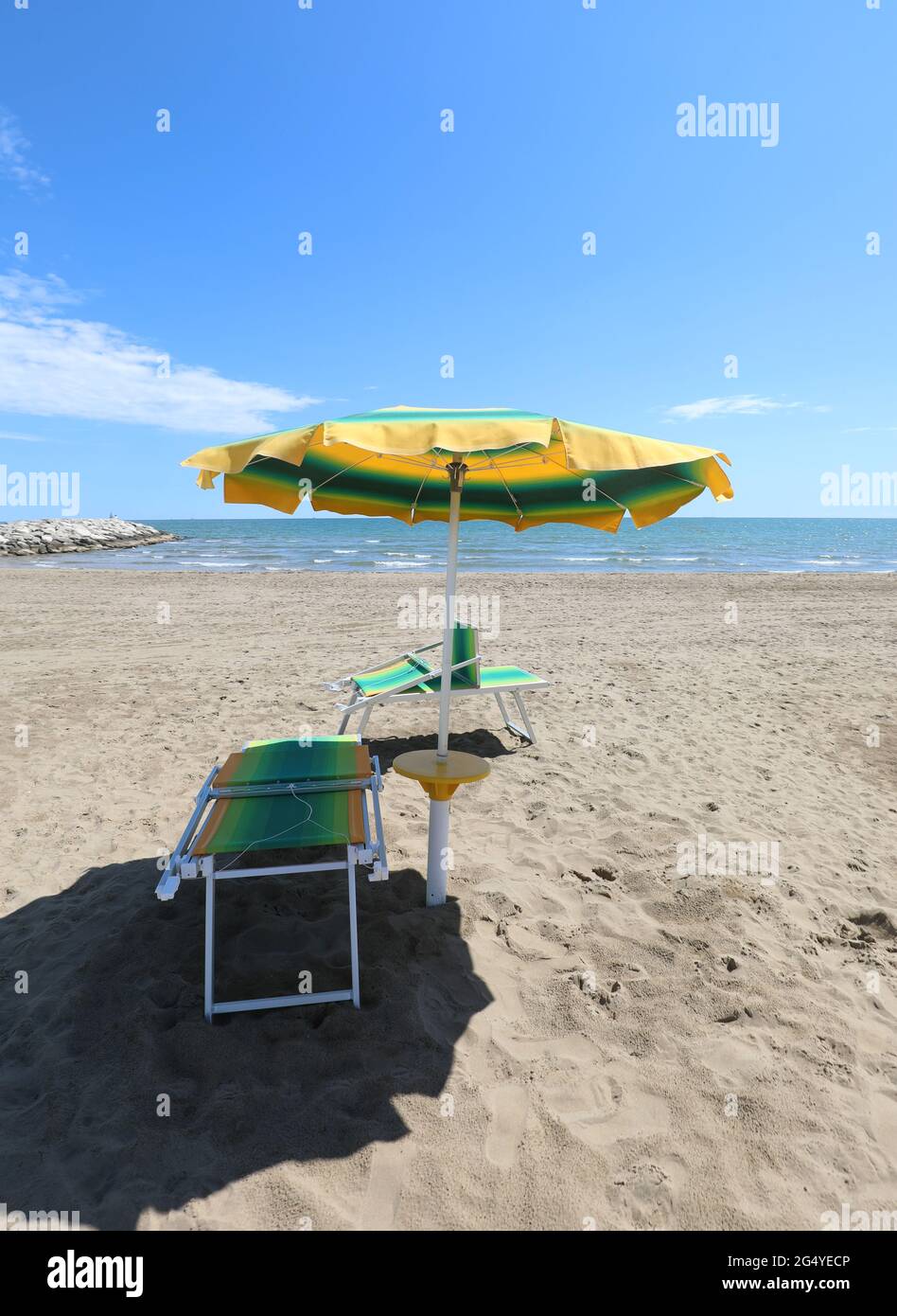 Parasol près de la mer sur la plage symbole très chaud de la détente et ...