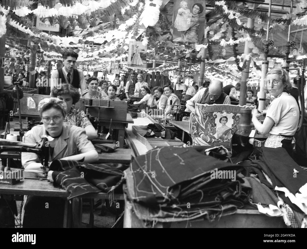 1950s historical female factory workers Banque de photographies et d ...