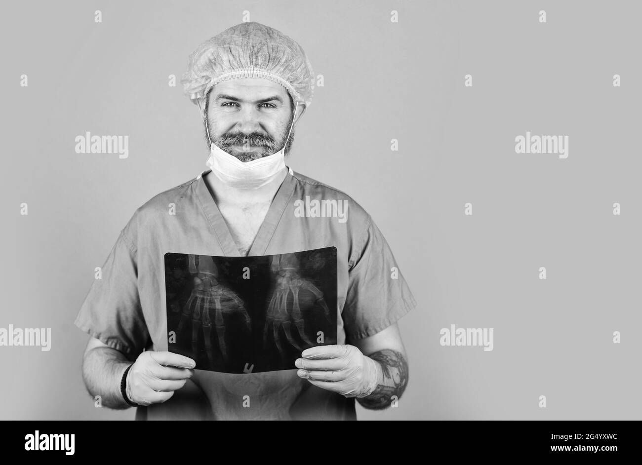 Radiologiste tenir la radiographie. Médecin examine la radiographie. X ...